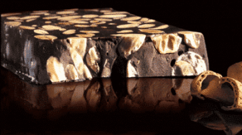 L'autèntic torró de xocolata amb ametlles i nous.